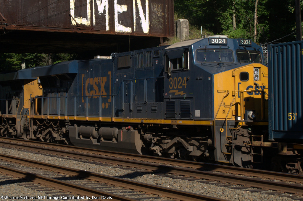 CSX ES44AH 3024 trails on Q034-16